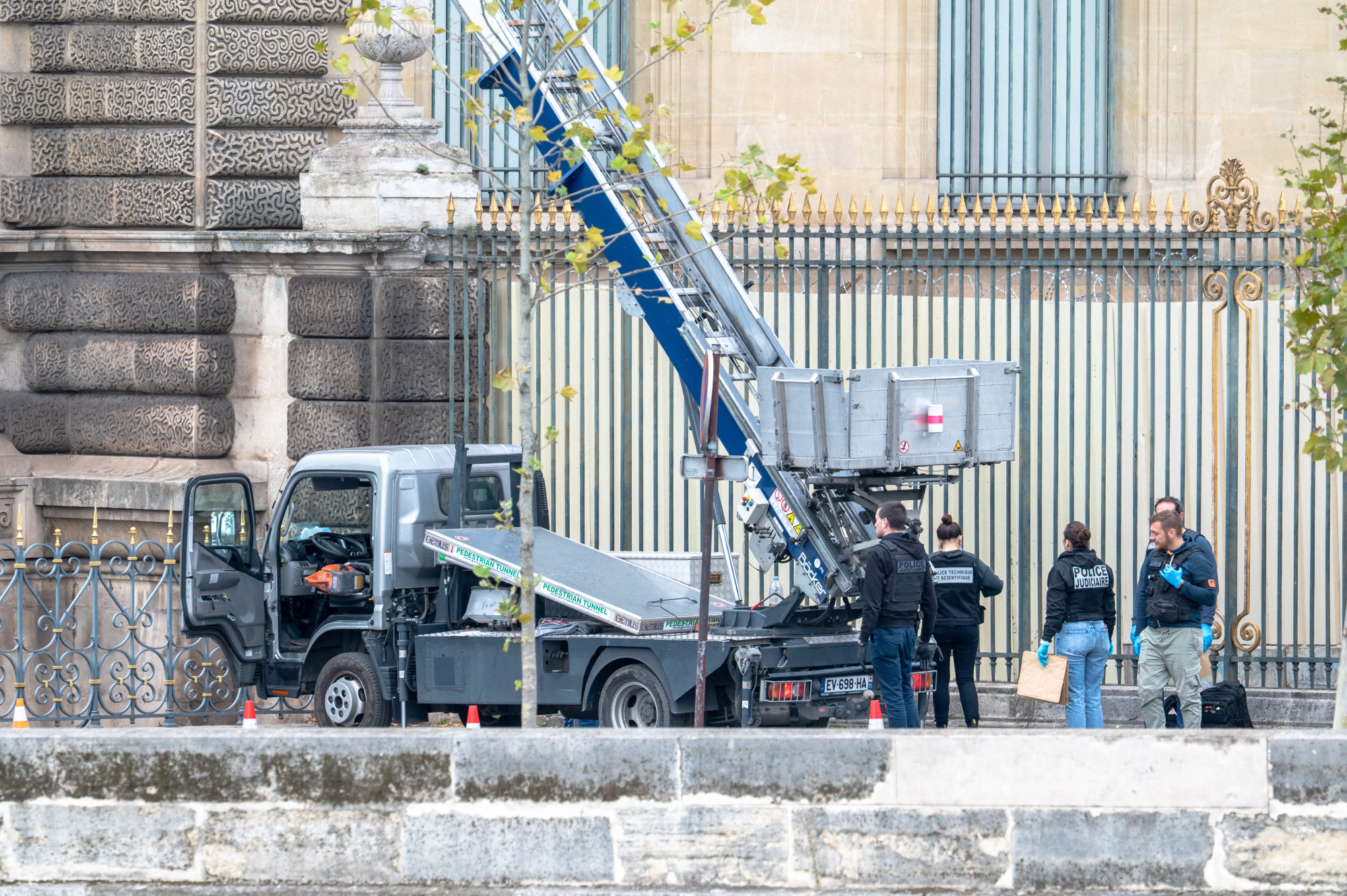 Letartóztatták a Louvre-ékszerrablás utolsó, negyedik gyanúsítottját is