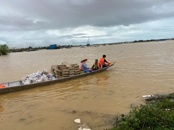 Bà con Quảng Trị xa quê gửi quà cứu trợ vùng lũ Huế, cơ quan ở Đà Nẵng ...