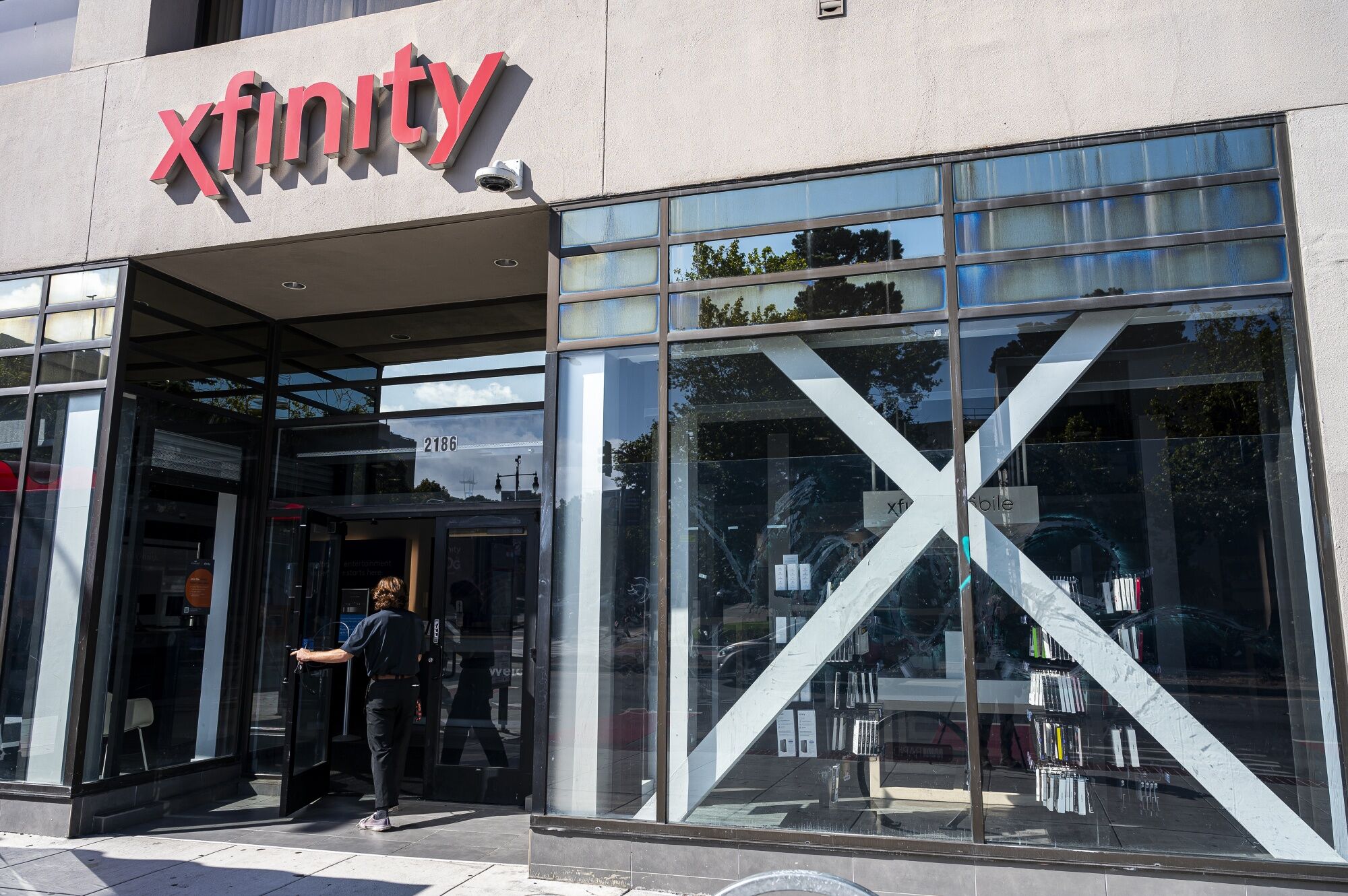 Comcast Shares Slide as Broadband Subscriber Losses Continue