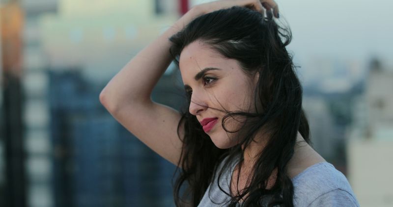 15 Subtle Things Women Do That Men Find Unforgettable