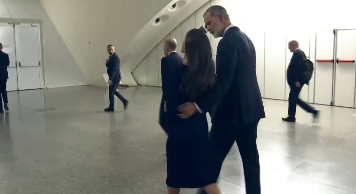 El detalle viral de Felipe VI cuando abraza a Letizia por la cintura ...