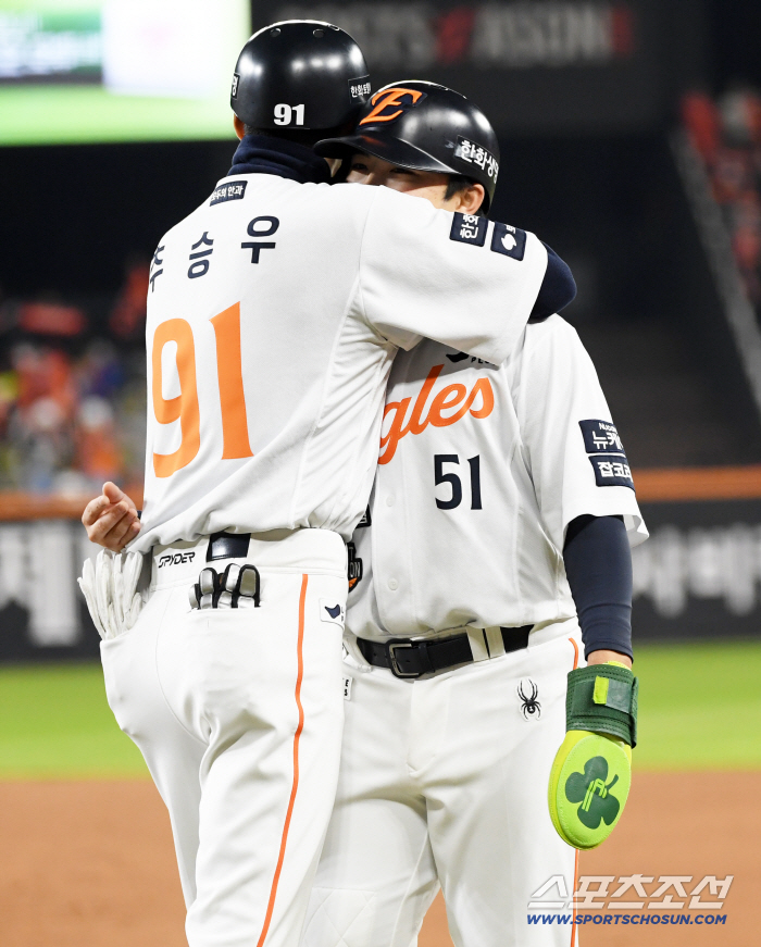 Coach Moon Hyun Bin, Choo Seung Woo, a hot hug