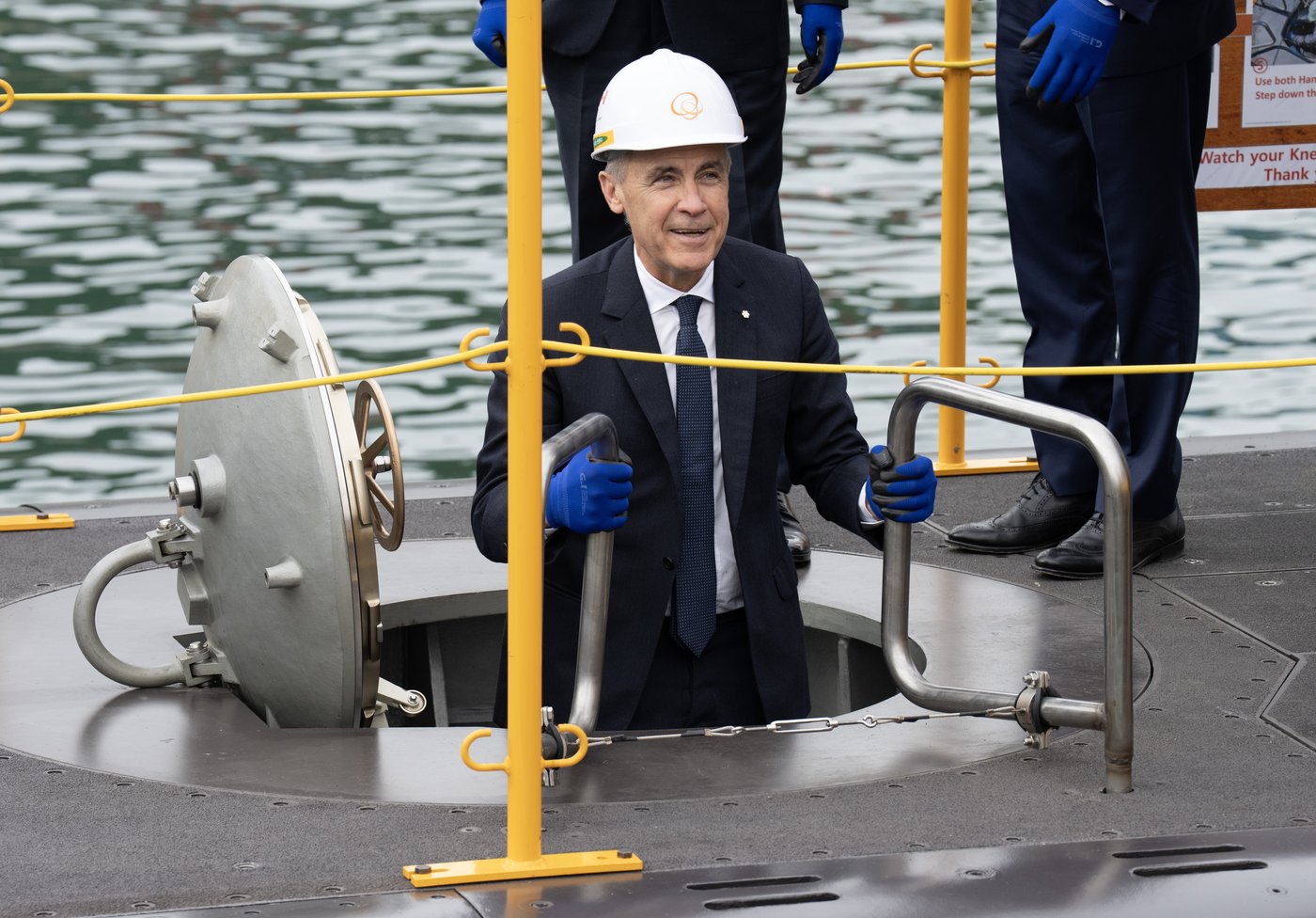 Mark Carney magasine des sous-marins dans un chantier naval en Corée