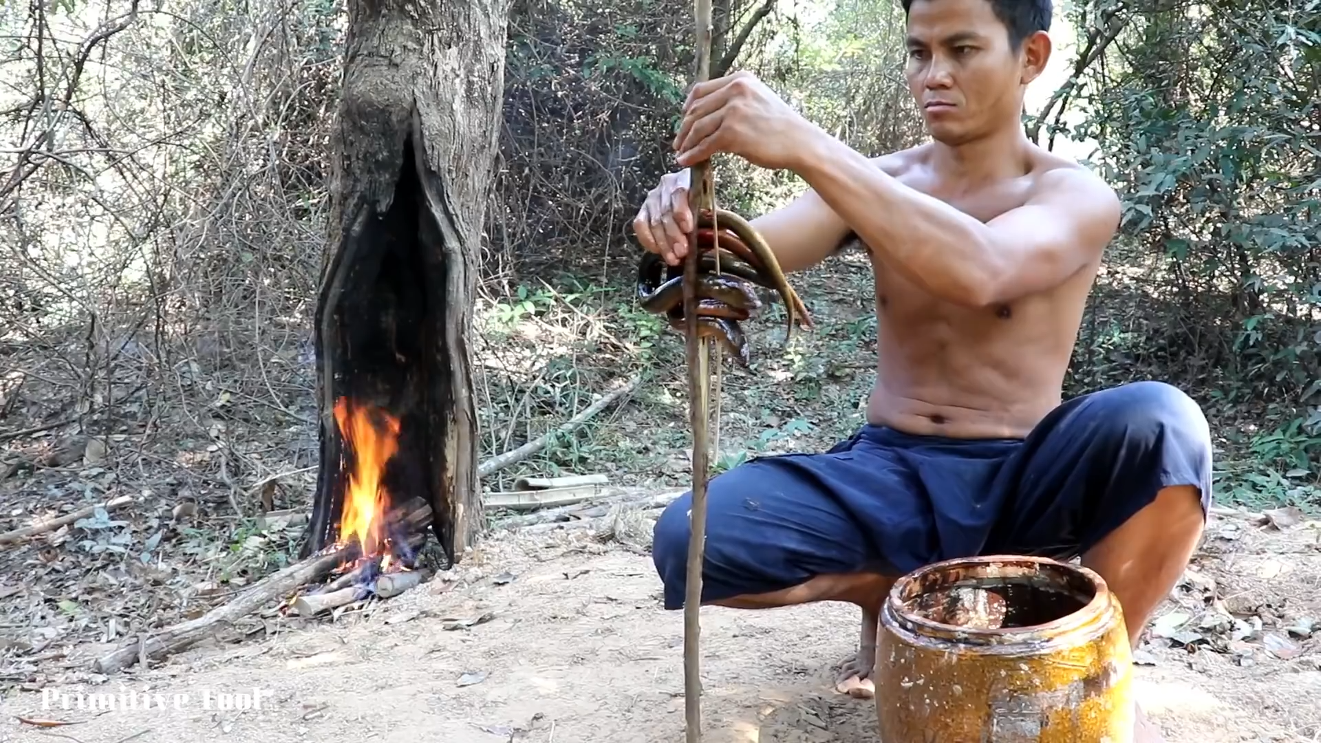 How one man caught a giant freshwater eel using only bamboo tubes