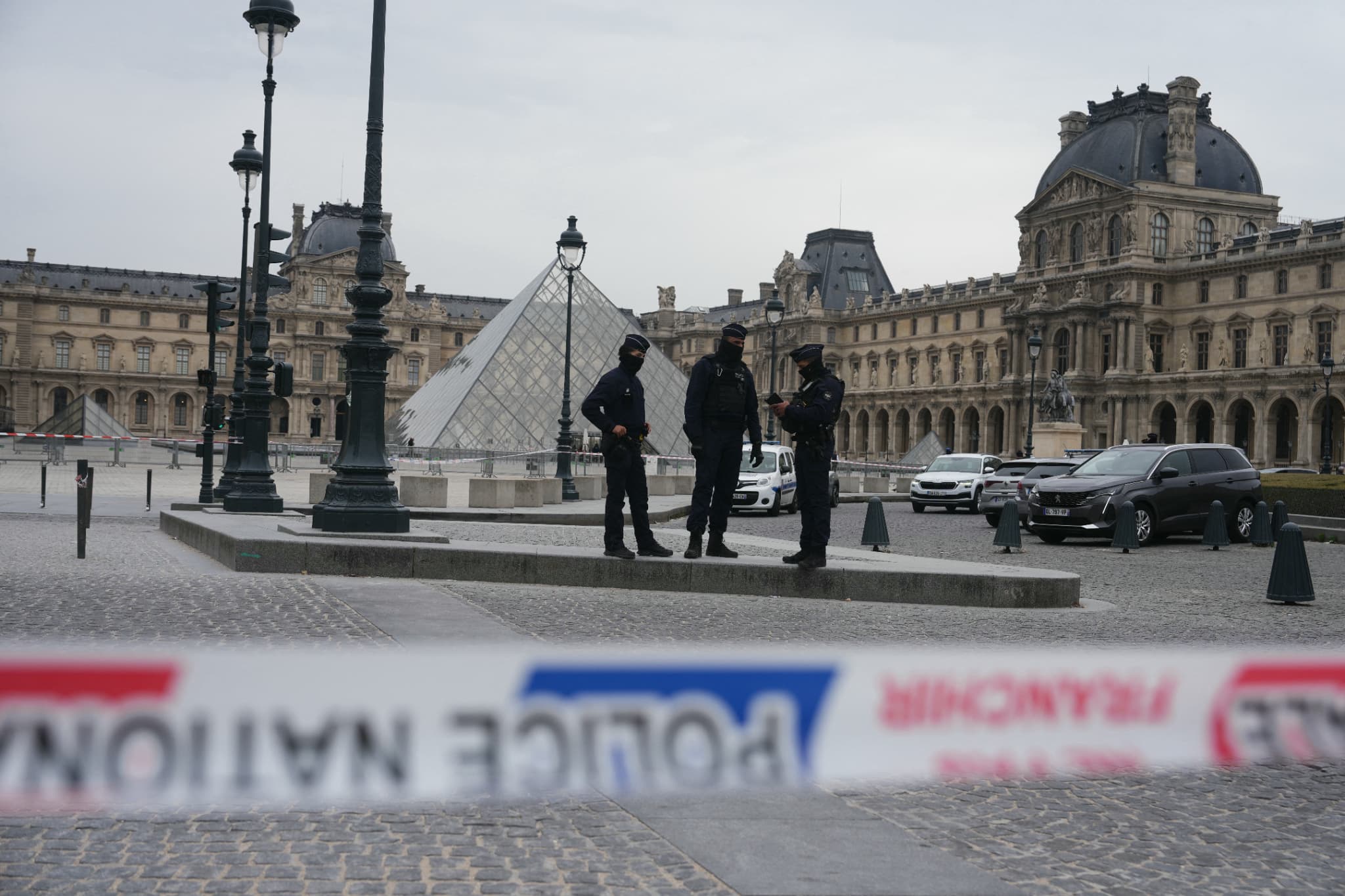 Le "French detective" qui a fait le buzz devant le musée du Louvre ...