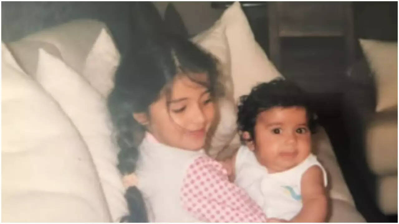 Rysa Panday shares unseen childhood photo with Ananya Panday ...