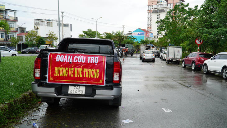 Bà con Quảng Trị xa quê gửi quà cứu trợ vùng lũ Huế, cơ quan ở Đà Nẵng ...
