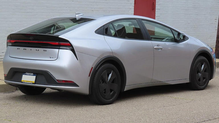 10 Best hybrid cars for long daily commutes