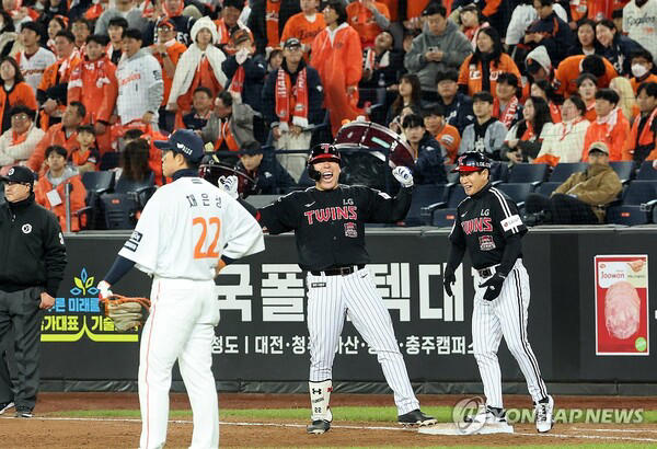 ‘기적의 9회 6득점’ LG, V4까지 ’1승‘ 남았다!... 한화에 7-4 대역전승[KS4]