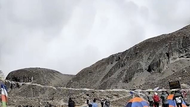 Terrifying avalanche roars down one of the world's highest mountains