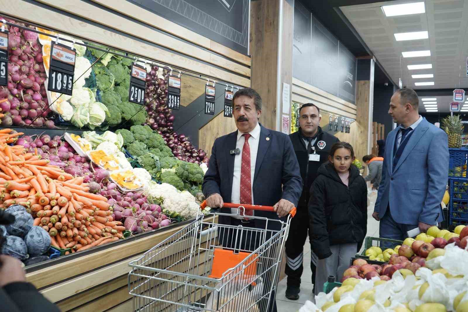 Ak Parti Milletvekili Fırat, Halk Pazarı marketinde alışveriş yaptı