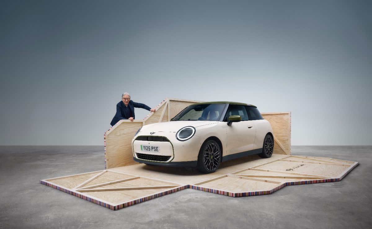 Paul Smith reinventa la MINI: eleganza e futuro elettrico in un solo colpo