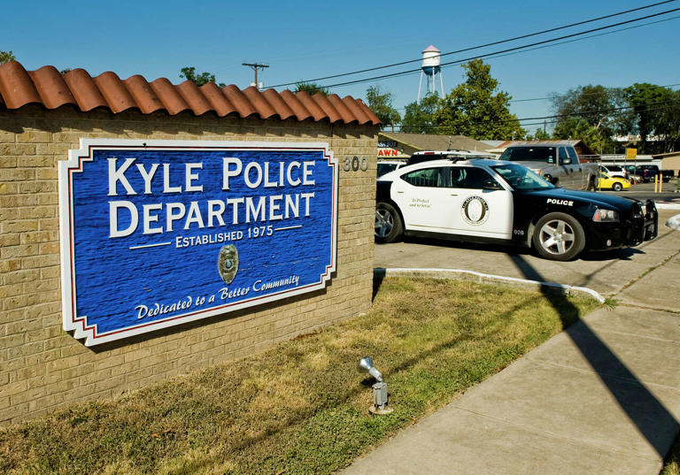 Kyle police arrest 3 after stolen vehicle crashes on Interstate 35