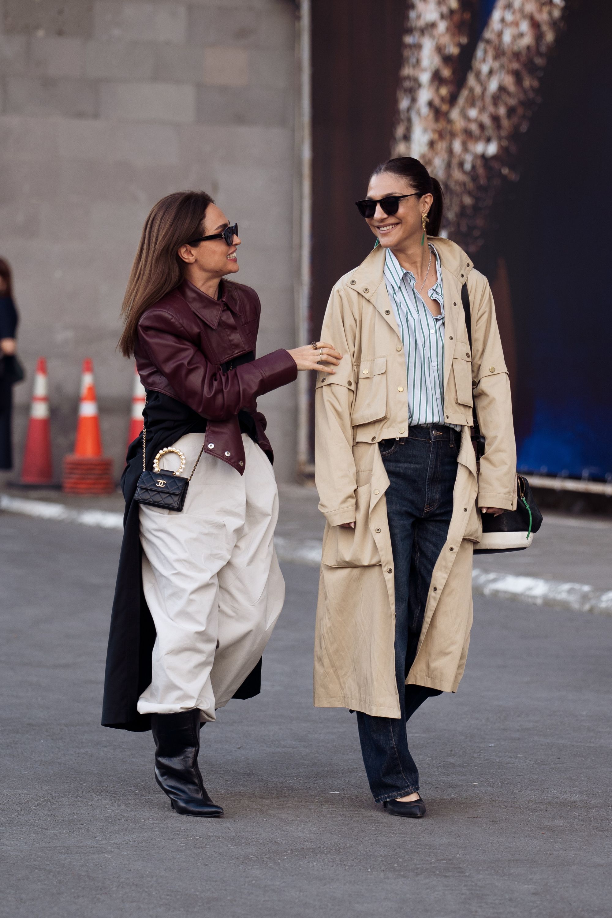 Cómo llevar pantalones blancos con botas color café, negras, burgundy y ...