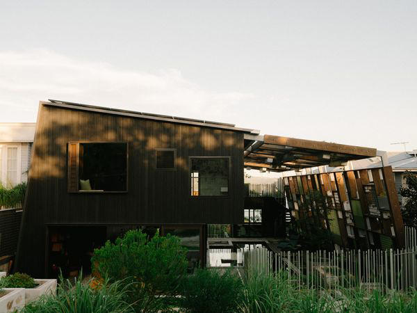 The Natural Swimming Pool at This Australian Home Also Nurtures the ...