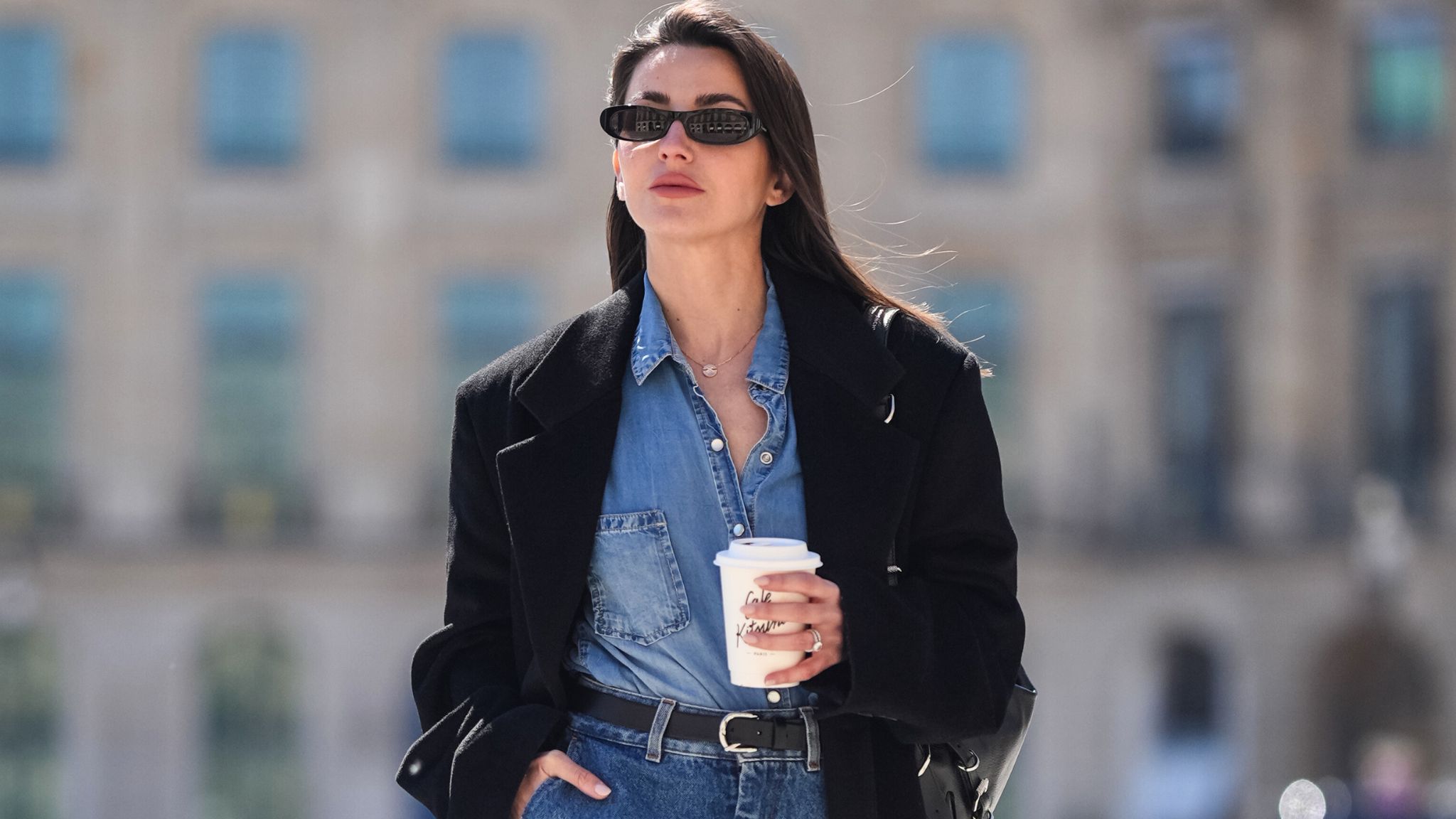 Cómo llevar pantalones blancos con botas color café, negras, burgundy y ...