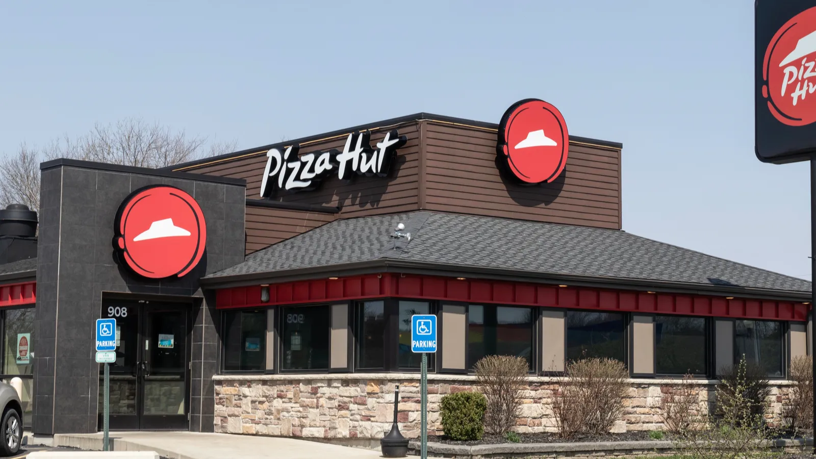 Pizza Hut’s new crispy parm pan pizza is bringing a little extra drama ...