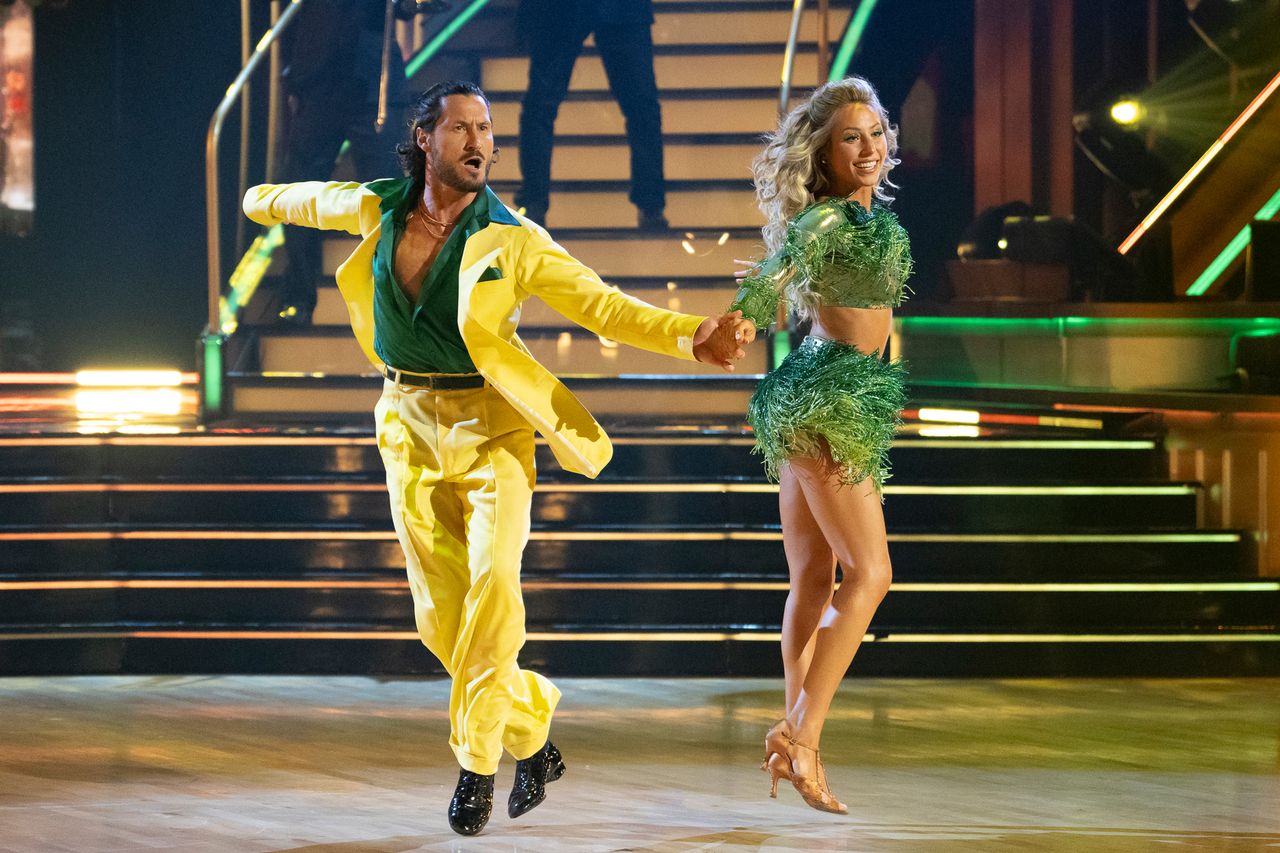 Val Chmerkovskiy Has Hilarious Reaction to Alix Earle's Bold Dance ...