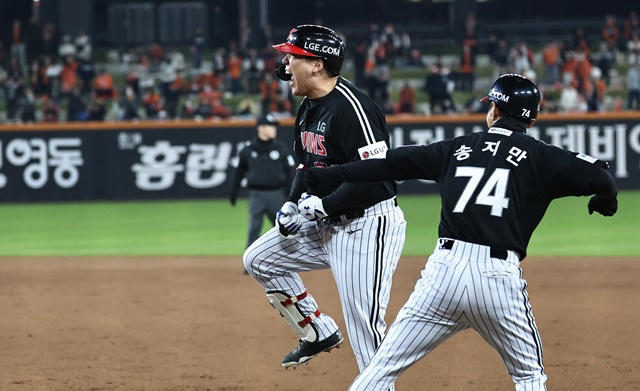‘통합우승까지 1승 남았다!’ LG, ‘김현수 역전 2타점 결승타’ 앞세워 한화에 0-3→7-4 대역전승…KS 3승 1패 [MK KS4]
