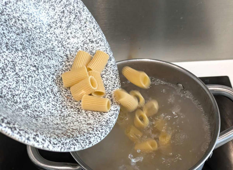 Krämig pasta med champinjoner och grädde: en enkel förrätt med äkta smak