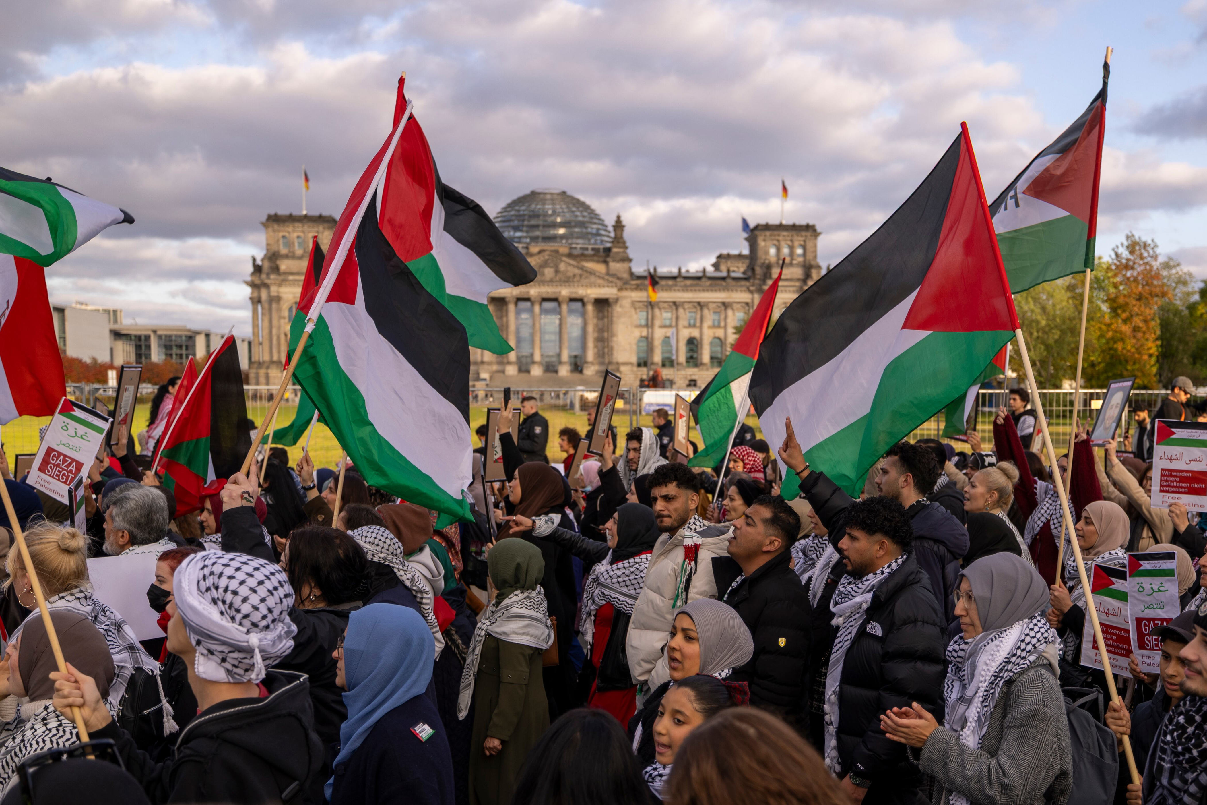 Anger as German minister poses with map of Israel including occupied ...