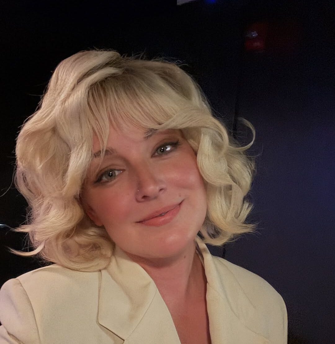 Country Singer Cam Sings Emotional Lullaby For Her Child While On Stage ...