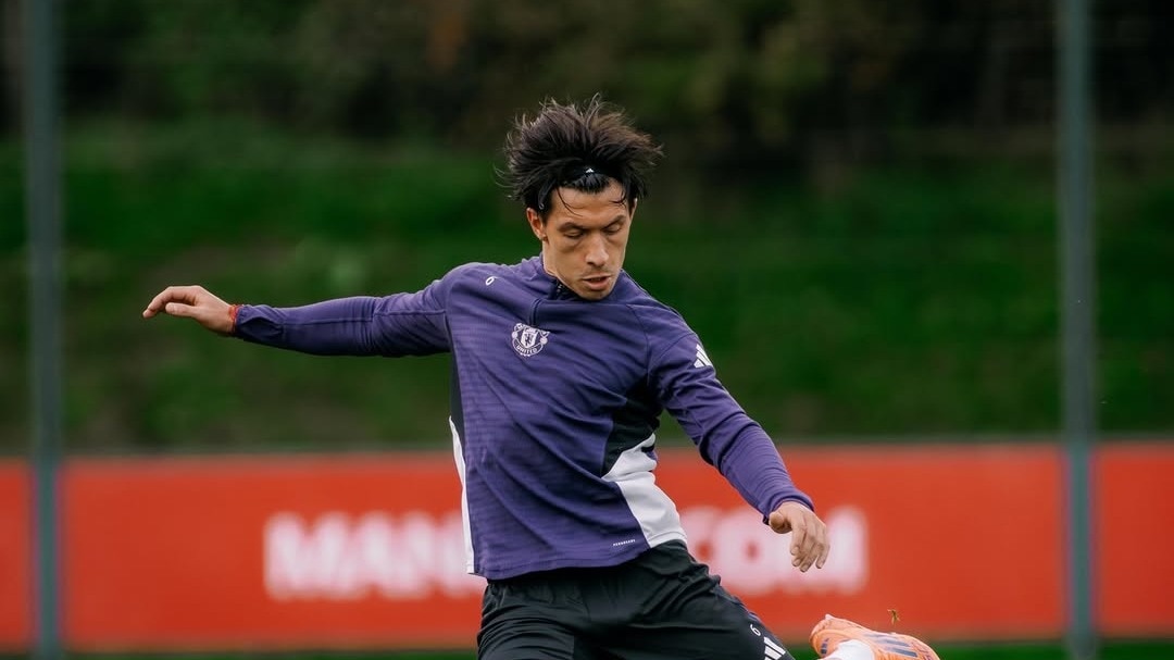 Lisandro Martinez returns to Manchester United 1st team training after ...