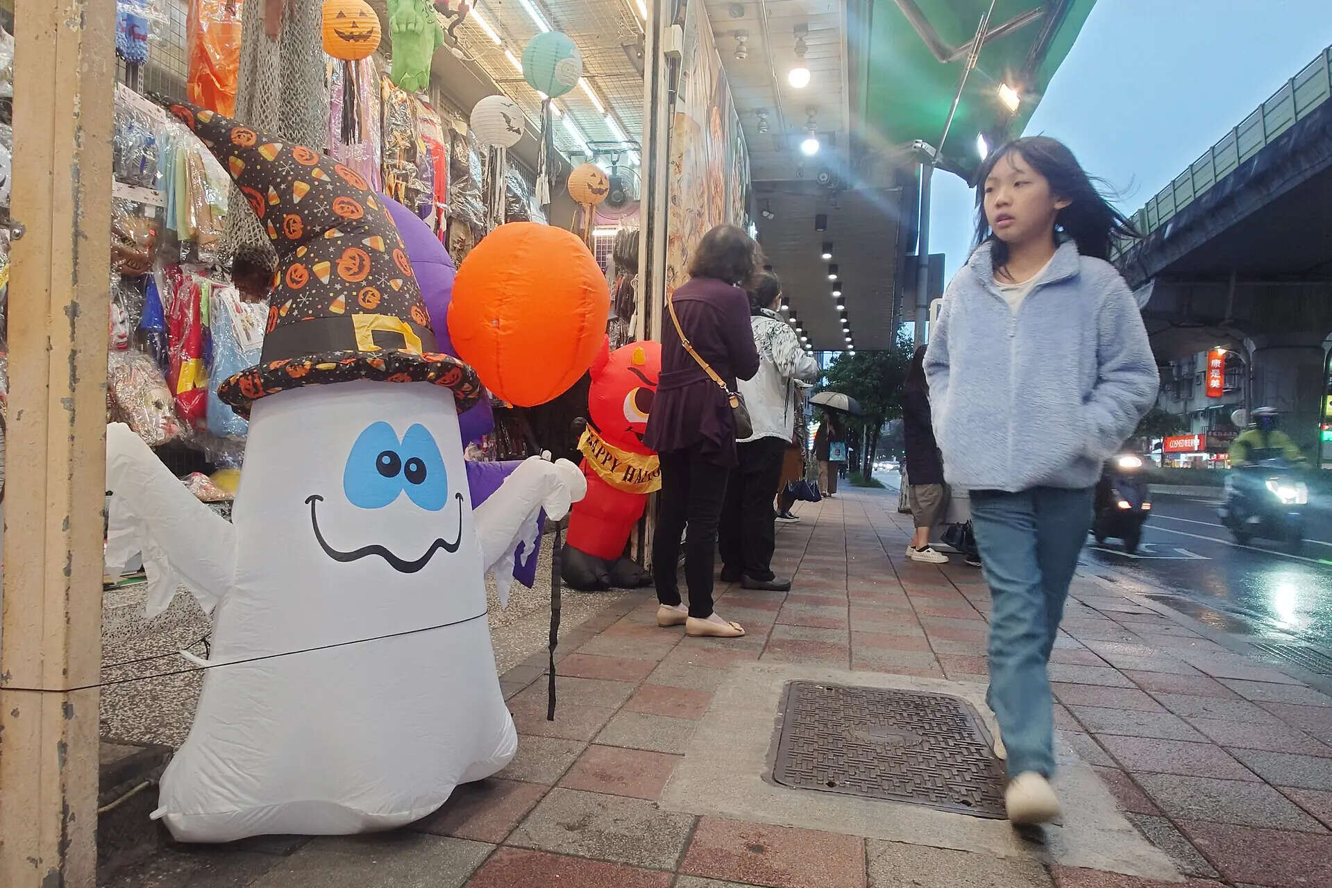 Are Spirit Halloween stores open on Halloween this year? Here's what ...