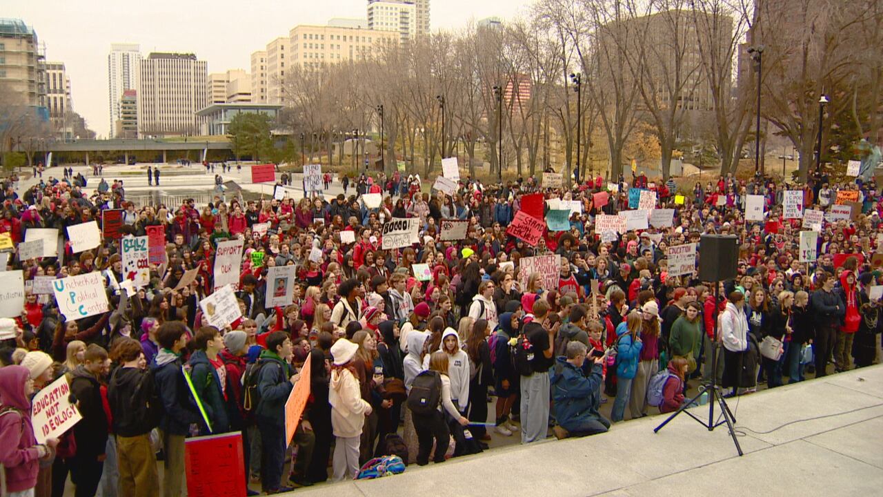 Alberta students cut class to show solidarity with teachers
