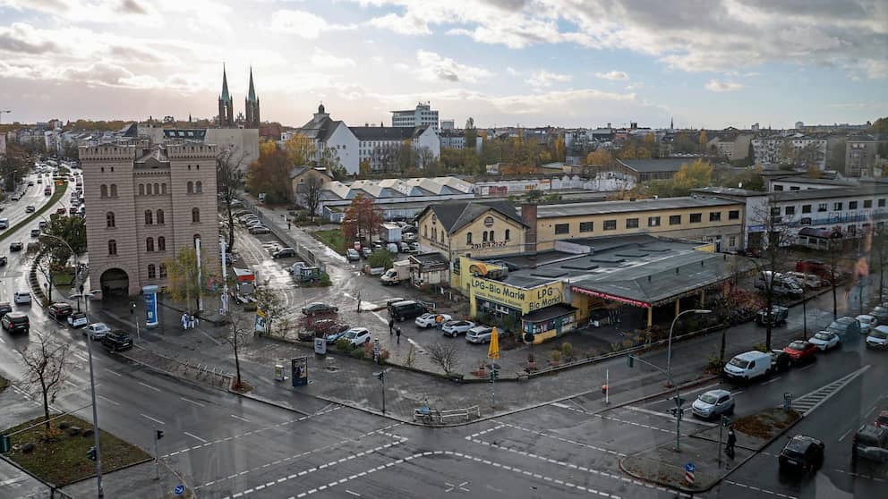 Endlich reiten Bauarbeiter auf dem Dragonerareal ein