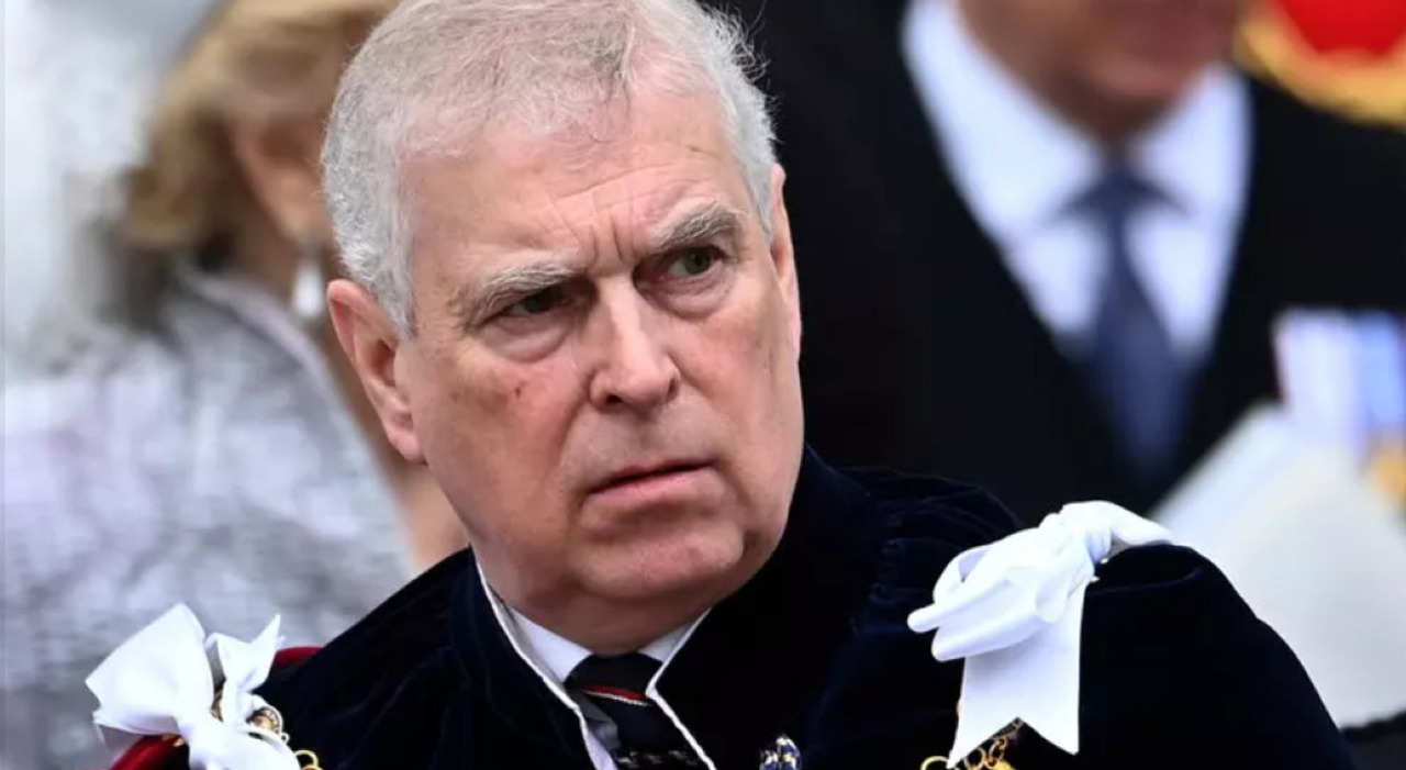 Re Carlo caccia il Principe Andrea, tolti i titoli e sfrattato dal ...