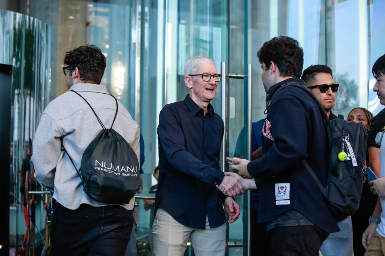 Apple Expects Big December Quarter on iPhone Upgrades