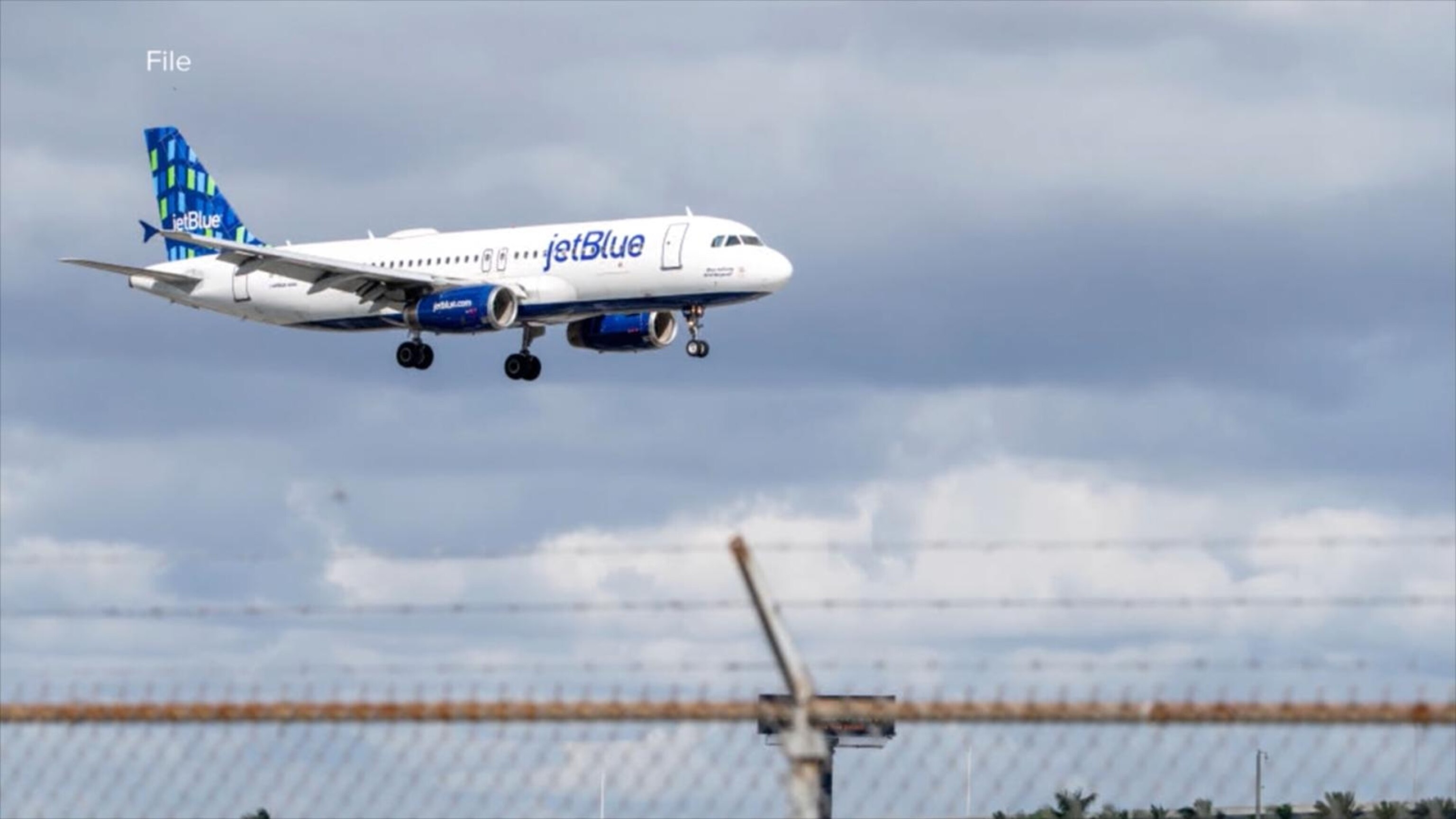 Injuries on JetBlue flight after plane loses altitude, makes emergency ...