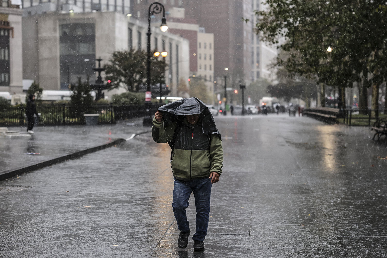 Blizzard warnings issued as storm threatens East Coast