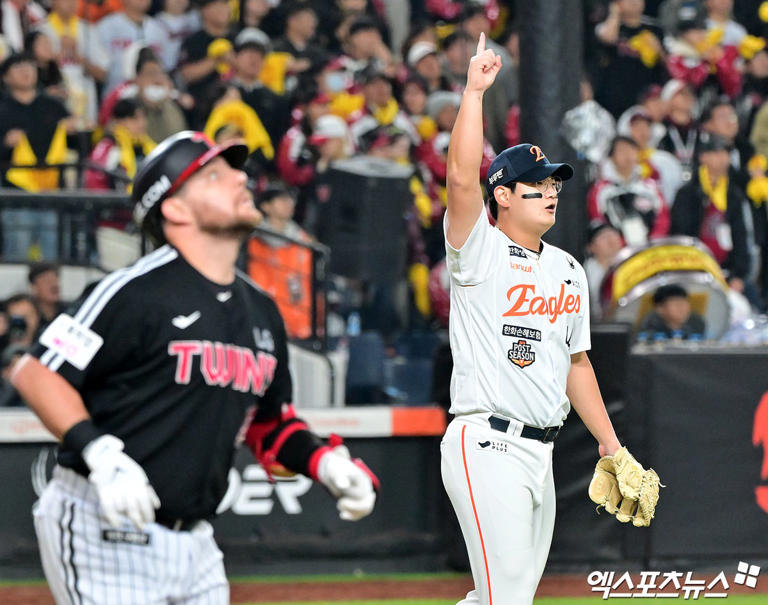 고비마다 병살타, 온 우주가 한화 도왔는데…LG, 빈틈 파고들어 순식간에 '통합우승 눈앞' [KS4]