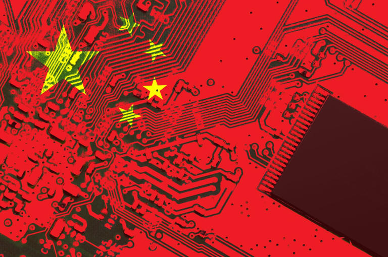 Chtěli jen klidný život. Místo toho jim za plotem postavili AI monstrum