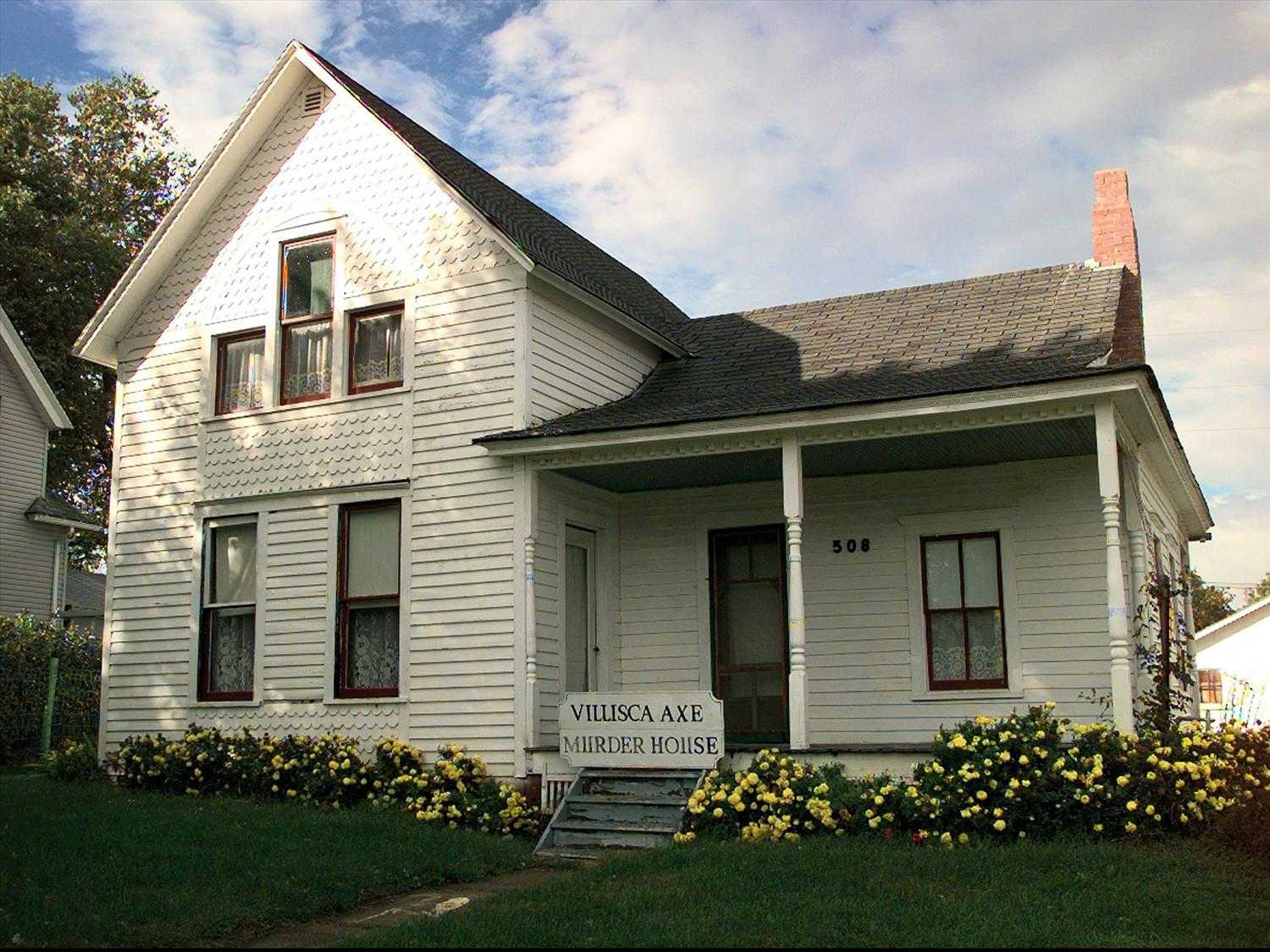 Team of ghost hunters spend night inside Villisca Axe Murder House ...