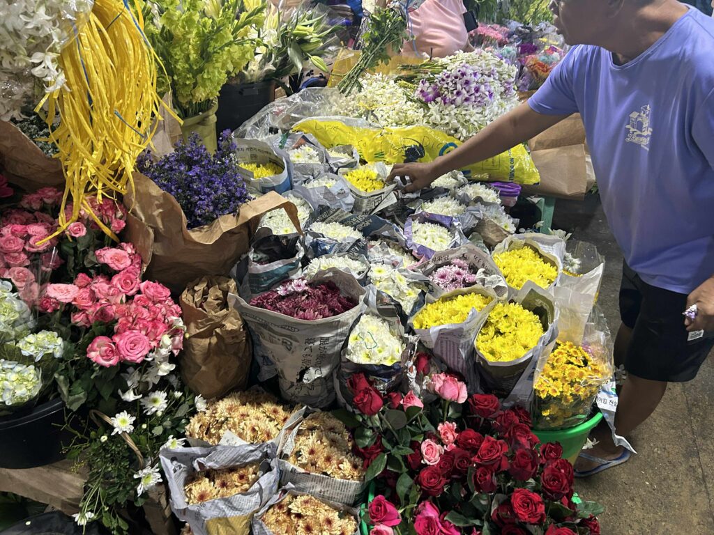 Kalag-Kalag 2025: How much are flowers at Cebu’s Carbon Market?