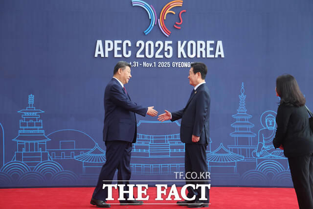 APEC 1세션서 대화 나누는 이재명 대통령과 시진핑 주석 [TF사진관]