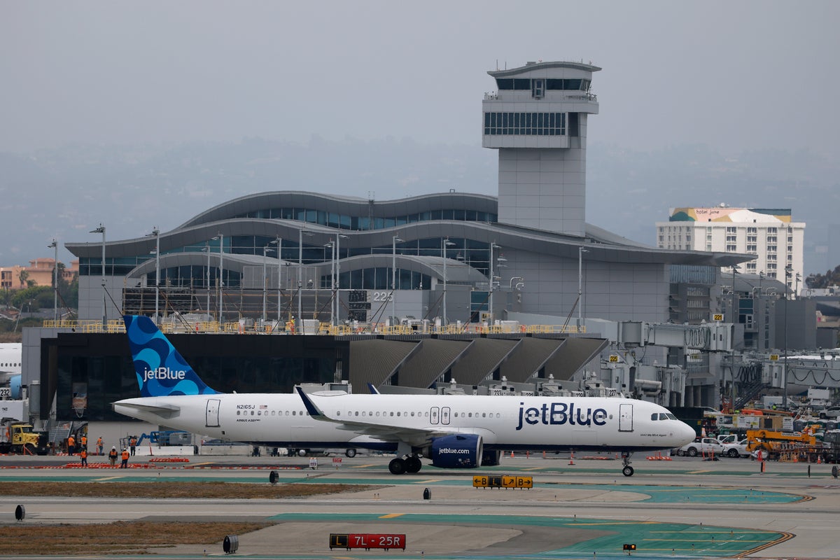Passengers injured after JetBlue flight diverts to Tampa