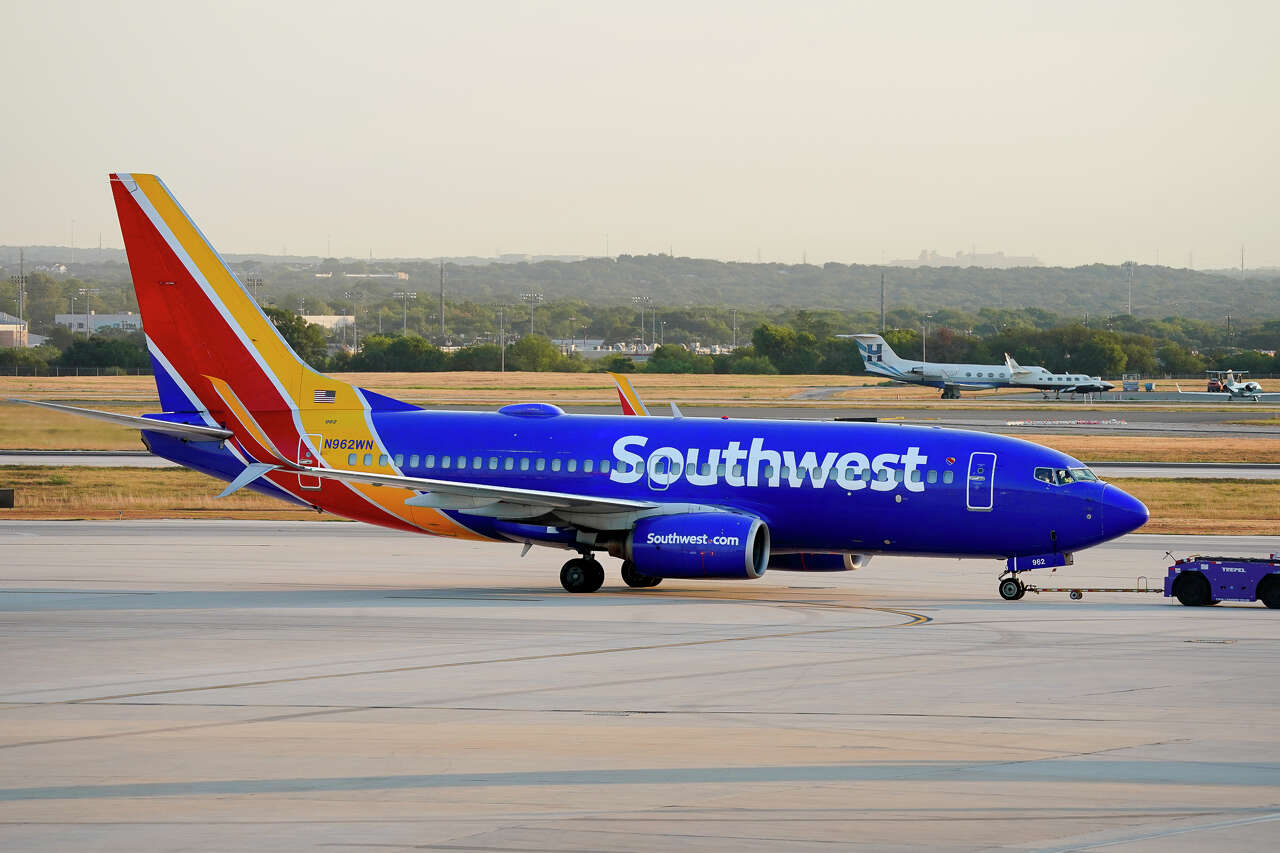 Boeing 737 has near miss at San Antonio International Airport, WOAI-TV says