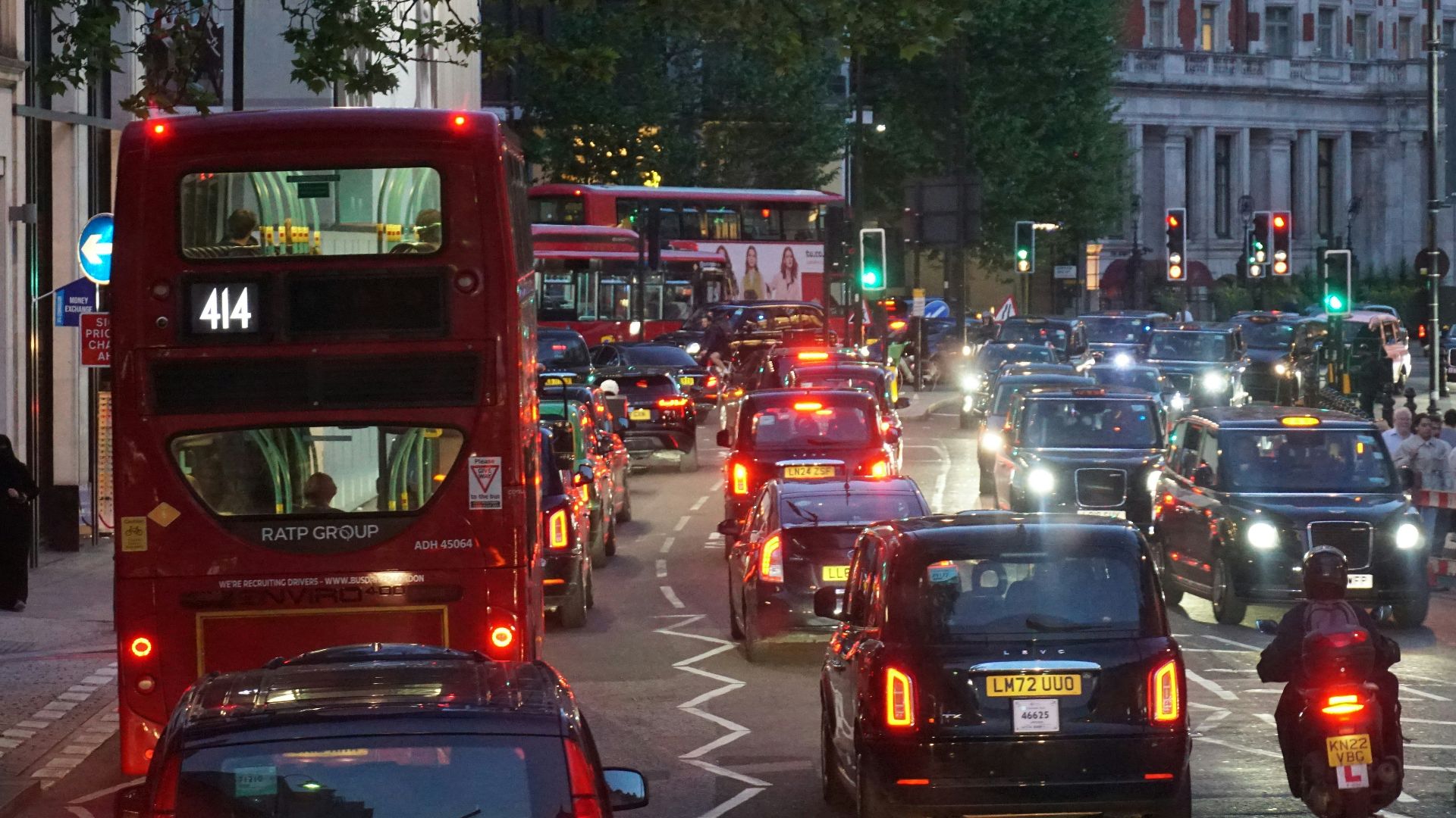 10 Countries That Drive On The Left & 10 That Drive On The Right