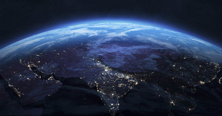 ‘Alien Ship' Headed for Earth? Expert Claims It's Time to Brace for ...