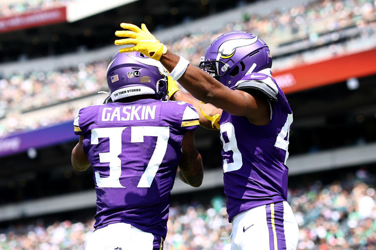 Seahawks add Gaskin, cut Jones from practice squad; swap back RBs in ...