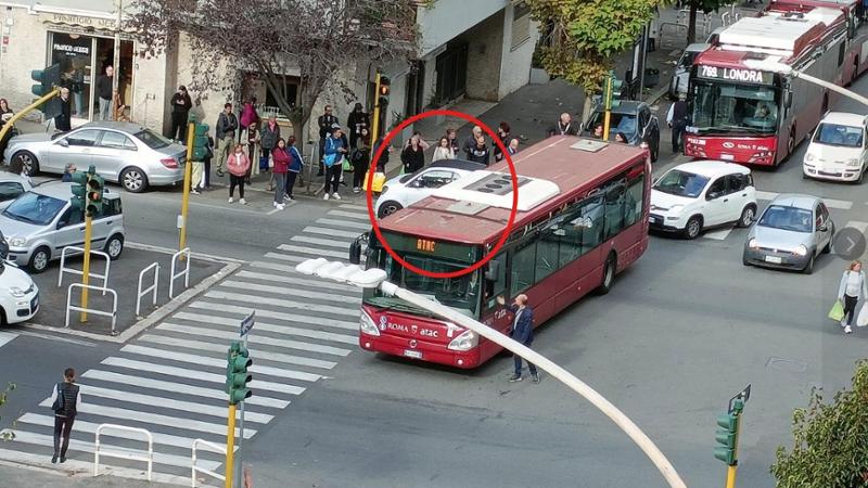 Smart in sosta selvaggia blocca il traffico: l’autista Atac si arrende ...