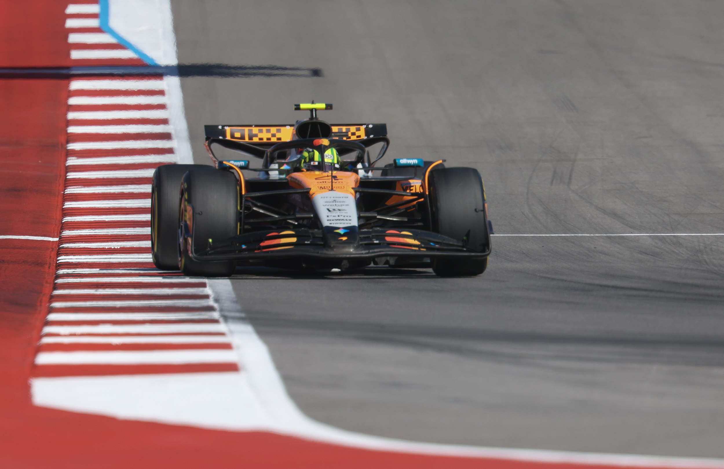 Amazing photo of Lando Norris 4-wide at Mexican Grand Prix emerges