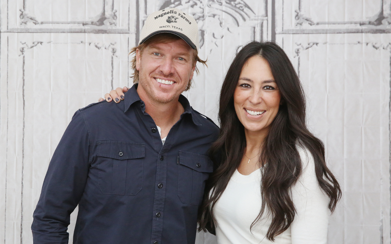 I'm Craving a Pared-Back Table Setting Like Joanna Gaines' For the New ...