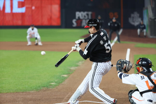 "대전에서 끝낸다" LG 홍창기, '타율 0.750' 문동주 킬러의 자신감 [KS5 현장]