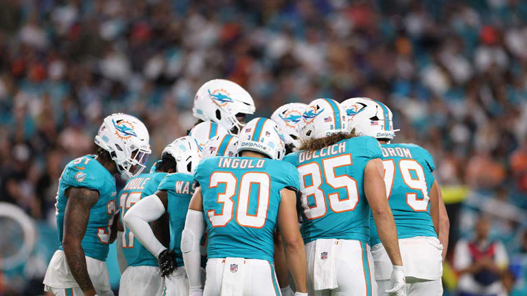 Chop Robinson, Ollie Gordon go down with injuries during Dolphins vs ...