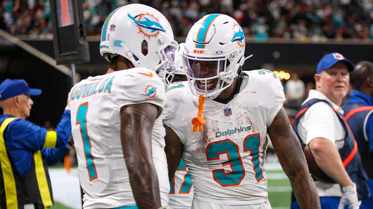 Chop Robinson, Ollie Gordon go down with injuries during Dolphins vs ...